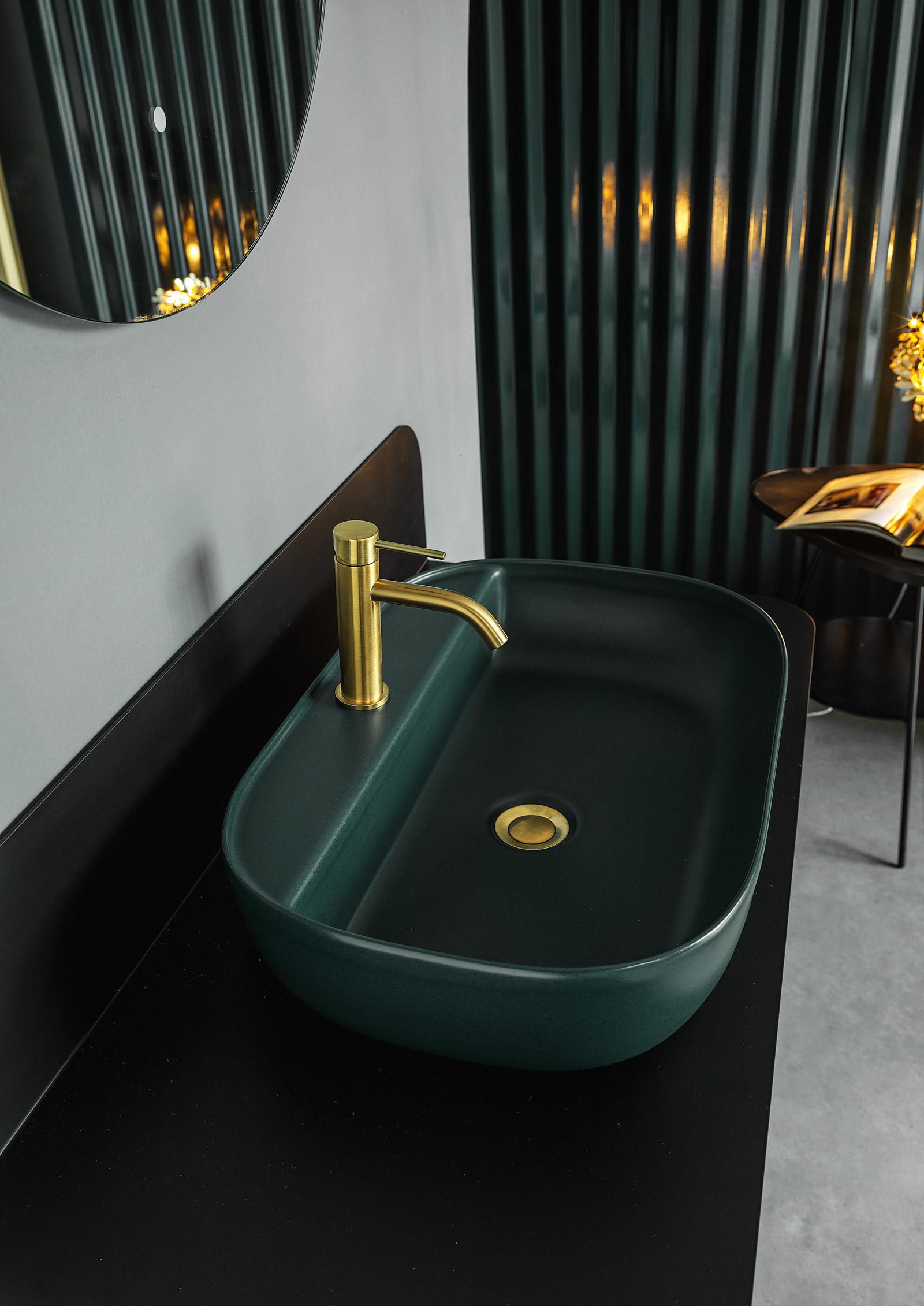 Lavabi colorati per un bagno fuori dagli schemi